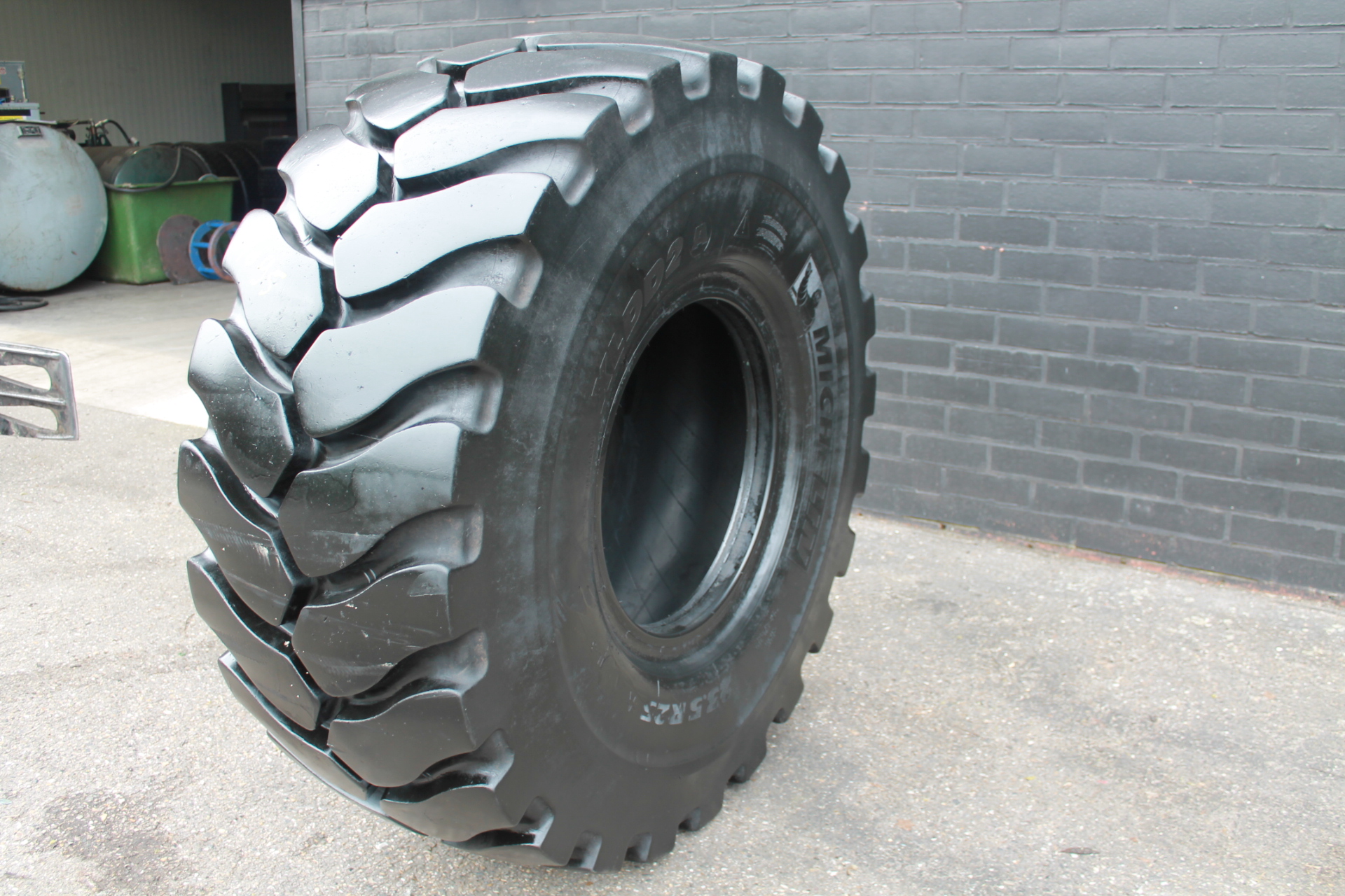 23.5R25 Michelin XLDD2a L5 (4 pieces on stock)